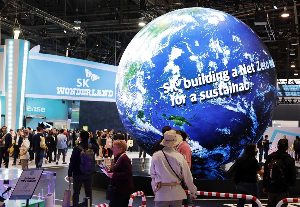 CES 2024 '힙플'로 뜬 SK 전시관…탄소감축·AI 테마파크에 6만여명 몰려