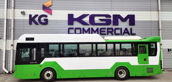 KGM커머셜, 파라과이로 전기버스 수출…"세계로 첫 발"