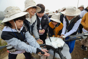 "멸종위기종 지킨다"…KT, 아이들과 DMZ서 생태 보전 활동
